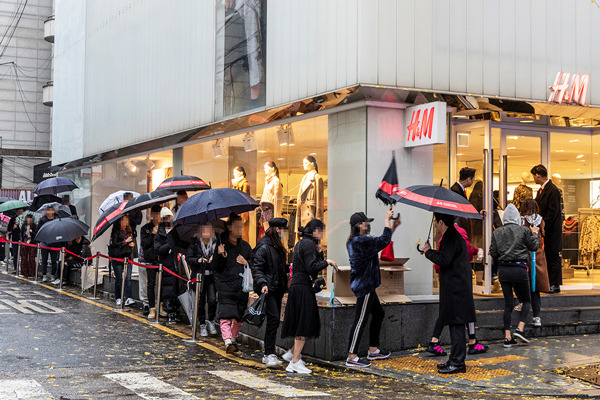 모스키노xH&M, 팝아트 감성 ‘tv’ 컬렉션, 패피와 만나다