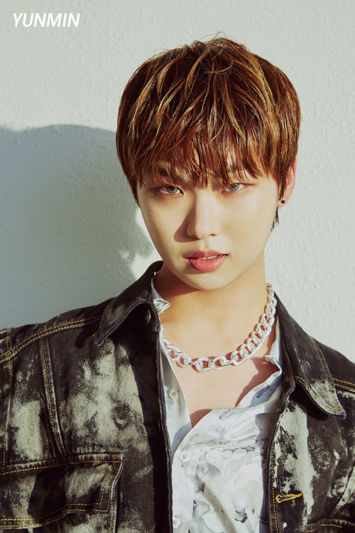 뉴키드 윤민, 온라인 팬미팅 콘셉트 티저 공개…날카로운 카리스마