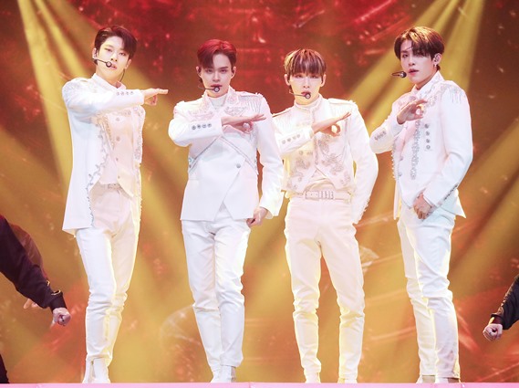 [포토] AB6IX, '2020 AAA' 참석...무대→아이콘상 수상