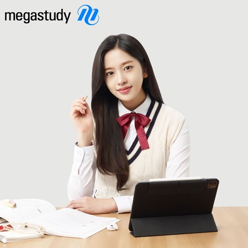 아이즈원 출신 안유진, 교복도 '찰떡'...메가스터디 모델 발탁