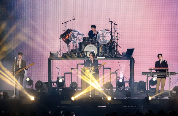 DAY6 '예뻤어' '한 페이지가 될 수 있게' 더블 역주행 인기