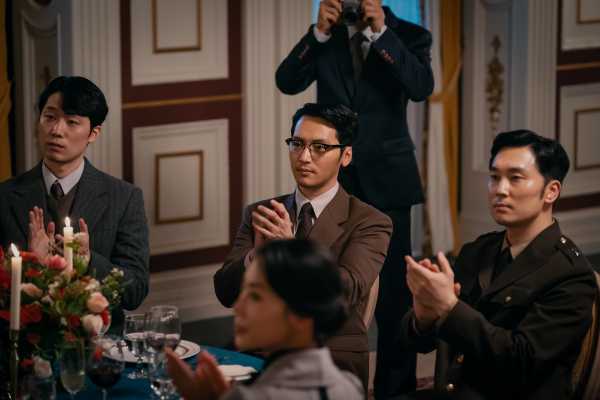 [리뷰] ‘삼식이 삼촌’ 시대와 싸우는 송강호X변요한, 정치물 채색에 드라마적 재미까지