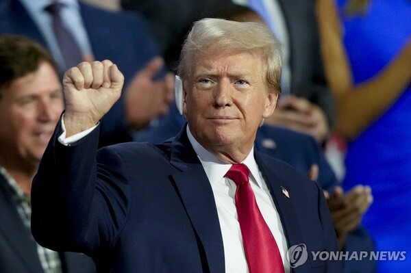 트럼프, 피격 후 공화당 전대 첫 등장…귀에는 붕대