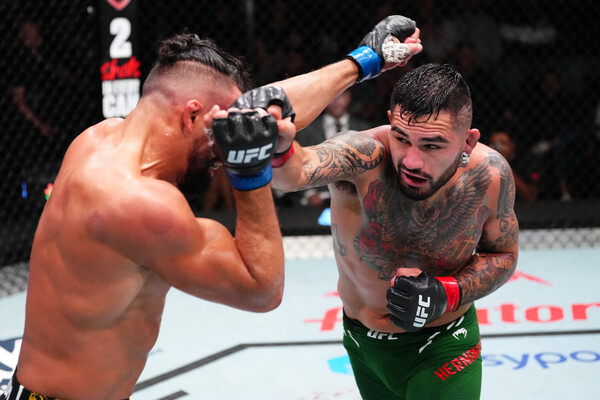 앤서니 에르난데스, 미첼 페레이라에 5R TKO승 "챔피언 벨트 도전 준비 됐다"