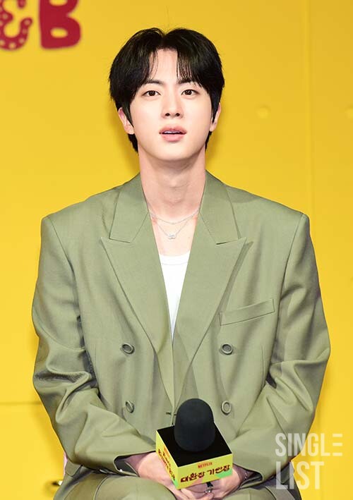 [포토] BTS 진 '만능직원의 하트'