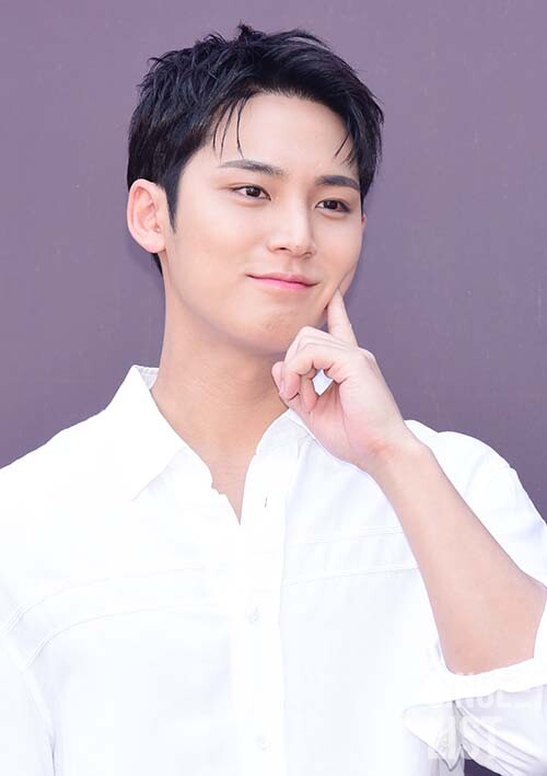 [포토] 세븐틴 민규 '훈남의 볼 콕'
