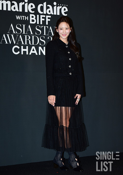 [포토] 수현, BIFF 폐막식 단독 MC... '우아 그 자체'