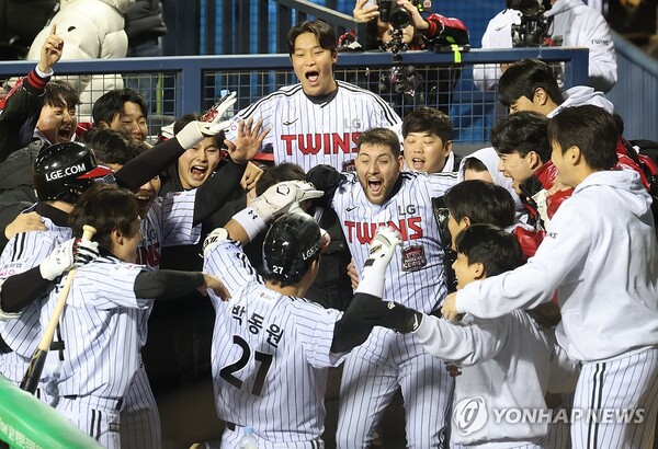 한화 대 LG, KBO 한국시리즈 2차전 시청률 8%…박동원·문보경 투런포