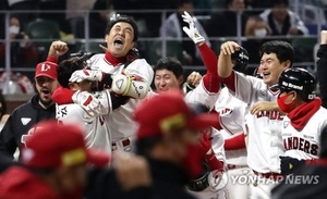 '5차전 끝내기' 김강민, 만 40세 최고령 KS MVP 등극