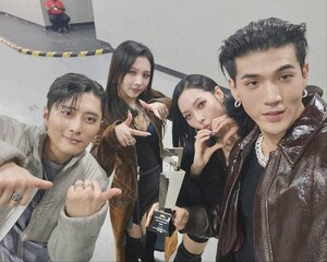 KARD, 'AAA' 통산 네 번째 수상 "히든 카드 고마워"